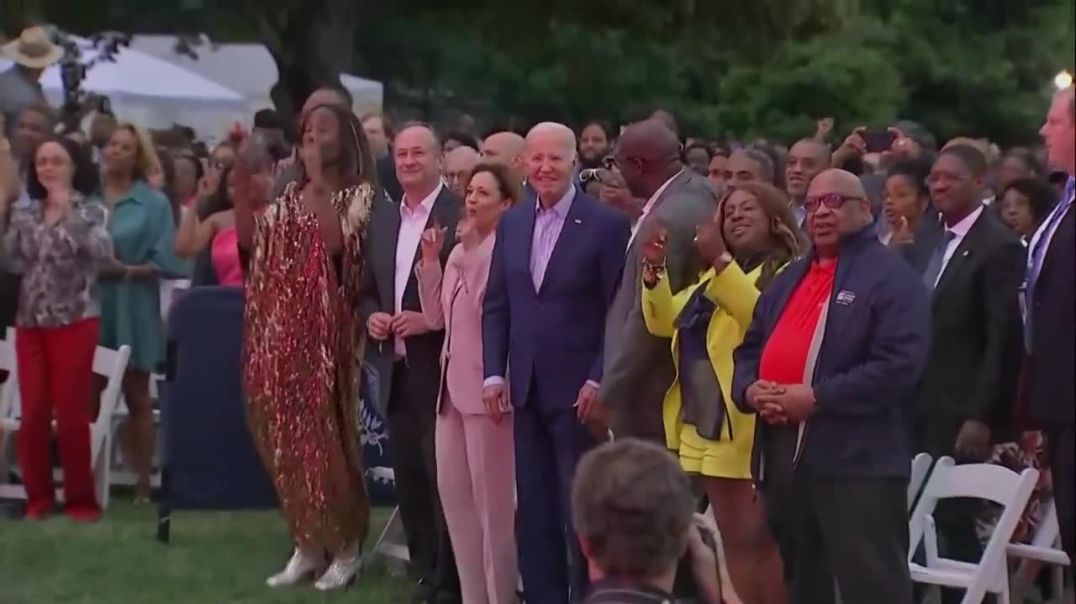 AWKWARD: Biden Looks Like a Zombie as Everyone Dances at Juneteenth ...